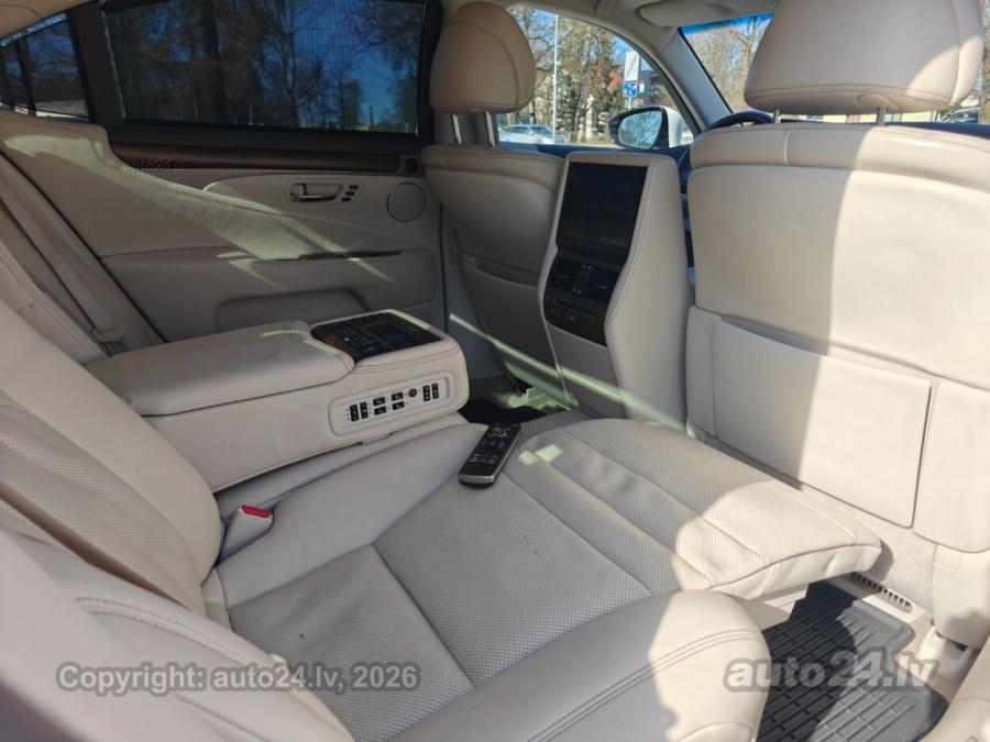 White Lexus LS 2013 in Tallinn, with an engine capacity of 5.00 L and mileage of 176 thousand km for 31800 €, photo 23 on AUTOMOTO.COM.LV
