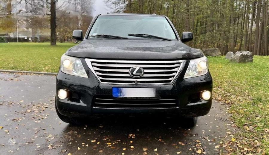 Black Lexus LX 570 2009 in Vilnius, with an engine capacity of 5.70 L and mileage of 200 thousand km for 26000 €, photo 1 on AUTOMOTO.COM.LV