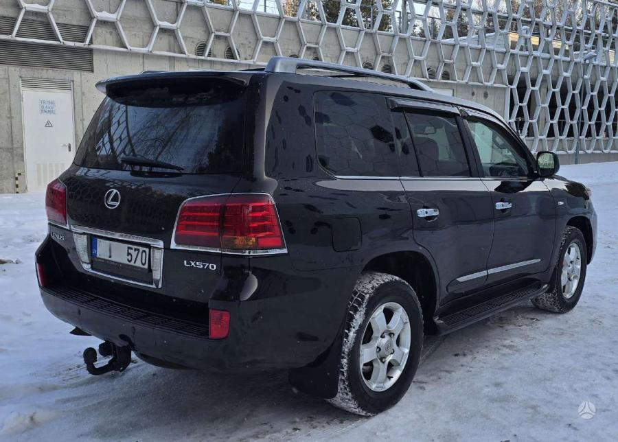 Black Lexus LX 570 2009 in Vilnius, with an engine capacity of 5.70 L and mileage of 209 thousand km for 25400 €, photo 7 on AUTOMOTO.COM.LV
