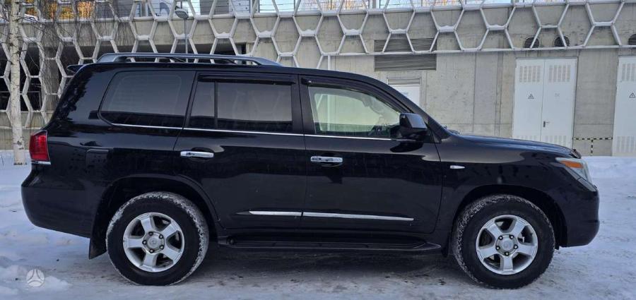 Black Lexus LX 570 2009 in Vilnius, with an engine capacity of 5.70 L and mileage of 209 thousand km for 25400 €, photo 8 on AUTOMOTO.COM.LV