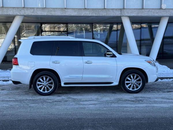 White Lexus LX 570 2011 in Vilnius, with an engine capacity of 5.66 L and mileage of 175 thousand km for 32000 €, photo 6 on AUTOMOTO.COM.LV