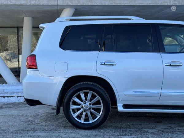 White Lexus LX 570 2011 in Vilnius, with an engine capacity of 5.66 L and mileage of 175 thousand km for 32000 €, photo 9 on AUTOMOTO.COM.LV