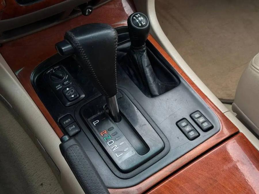 Black Lexus LX 1999 in Riga, with an engine capacity of 4.70 L and mileage of 134 thousand km for 4890 €, photo 12 on AUTOMOTO.COM.LV