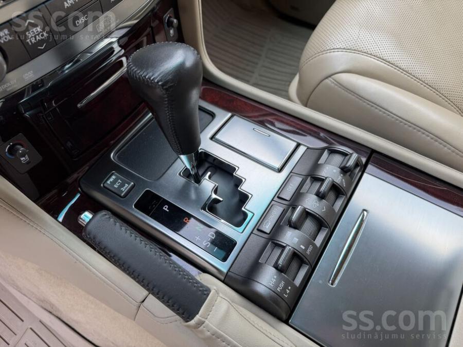 Black Lexus LX 2011 in Riga, with an engine capacity of 5.70 L and mileage of 76 thousand km for 33000 €, photo 15 on AUTOMOTO.COM.LV