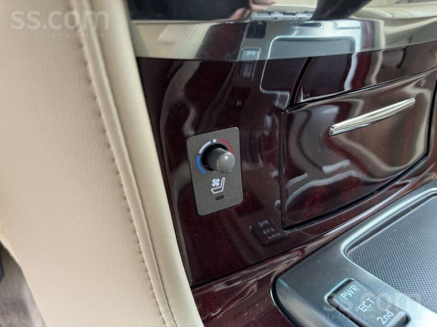 Black Lexus LX 2011 in Riga, with an engine capacity of 5.70 L and mileage of 76 thousand km for 33000 €, photo 17 on AUTOMOTO.COM.LV