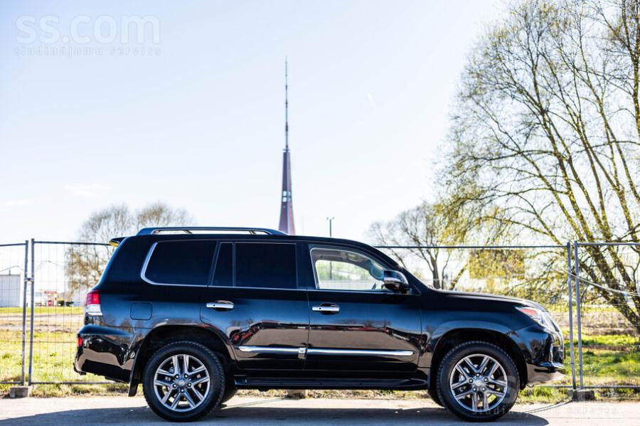 Black Lexus LX 2012 in Riga, with an engine capacity of 5.70 L and mileage of 200 thousand km for 36000 €, photo 6 on AUTOMOTO.COM.LV