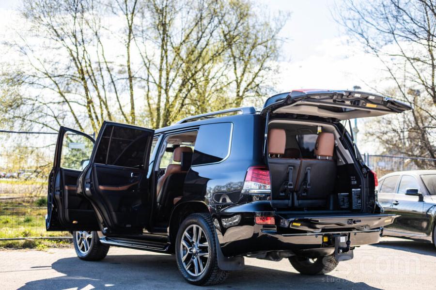 Black Lexus LX 2012 in Riga, with an engine capacity of 5.70 L and mileage of 200 thousand km for 36000 €, photo 10 on AUTOMOTO.COM.LV