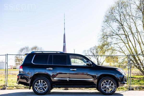 Black Lexus LX 2012 in Riga, with an engine capacity of 5.70 L and mileage of 200 thousand km for 36000 €, photo 5 on AUTOMOTO.COM.LV