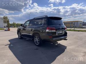 Black Lexus LX 2013 in Riga, with an engine capacity of 5.70 L and mileage of 0 thousand km for 30500 €, photo 5 on AUTOMOTO.COM.LV