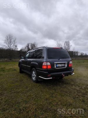 Grey Lexus LX 2004 in Riga, with an engine capacity of 4.70 L and mileage of 287 thousand km for 9500 €, photo 3 on AUTOMOTO.COM.LV