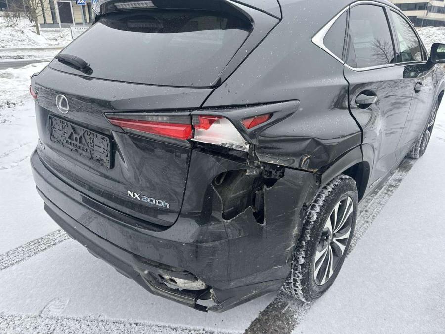 Melns Lexus NX 300h 2017 Viļņa, ar dzinēja tilpumu 2.50 L un nobraukumu 191 tūkst. km par 17750 €, foto 7 vietnē AUTOMOTO.COM.LV