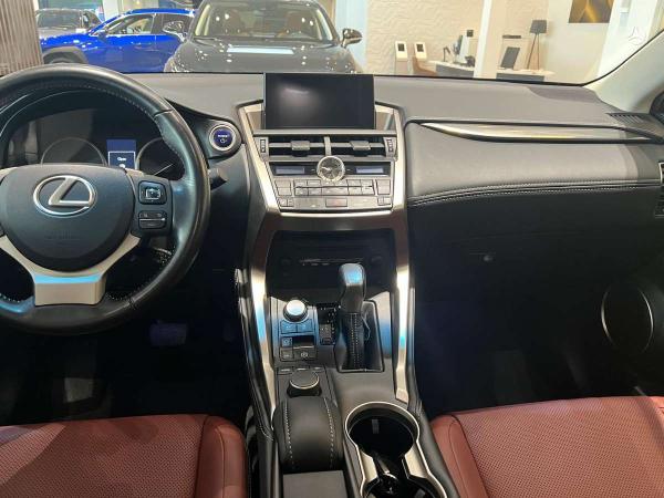 Black Lexus NX 300h 2017 in Siauliai, with an engine capacity of 2.49 L and mileage of 91 thousand km for 22900 €, photo 10 on AUTOMOTO.COM.LV