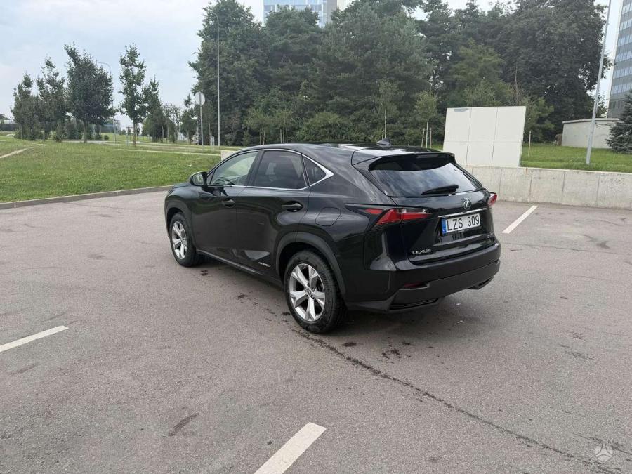Black Lexus NX 300h 2017 in Vilnius, with an engine capacity of 2.49 L and mileage of 121 thousand km for 26000 €, photo 5 on AUTOMOTO.COM.LV