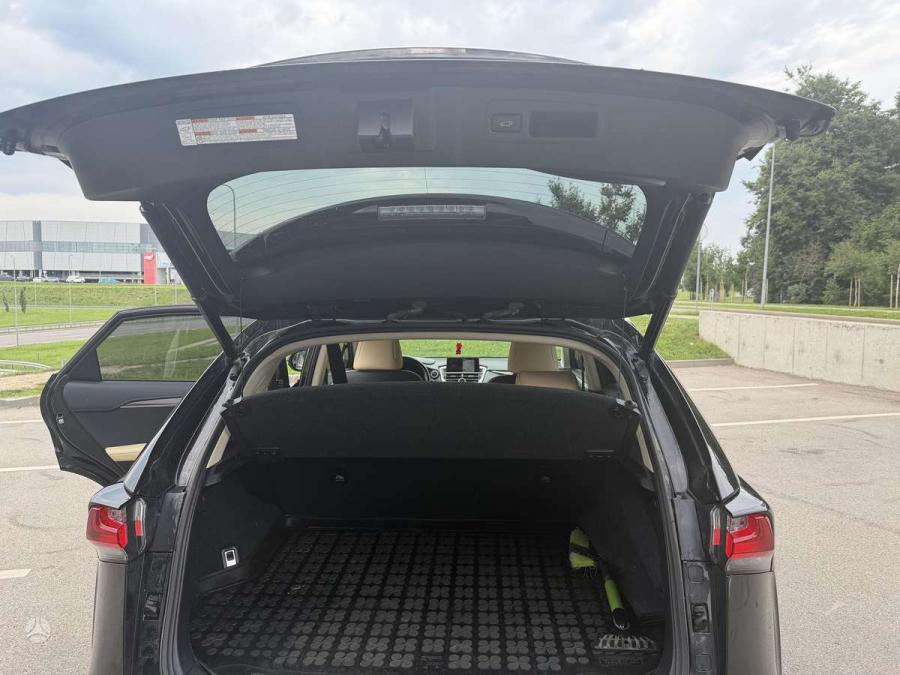 Black Lexus NX 300h 2017 in Vilnius, with an engine capacity of 2.49 L and mileage of 121 thousand km for 26000 €, photo 6 on AUTOMOTO.COM.LV