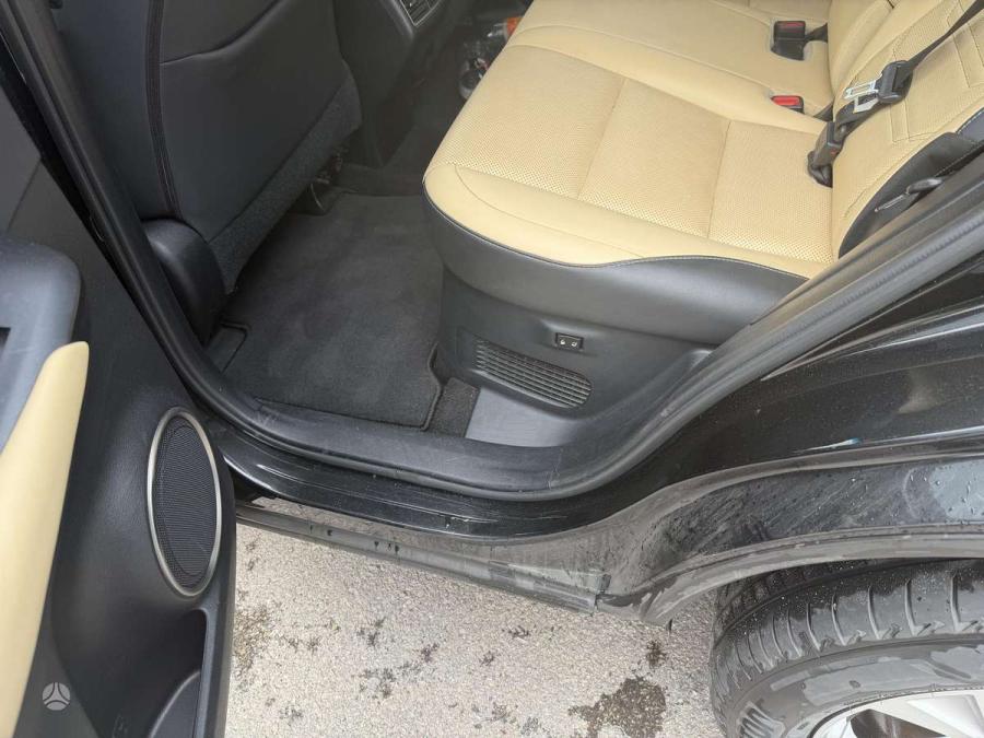 Black Lexus NX 300h 2017 in Vilnius, with an engine capacity of 2.49 L and mileage of 121 thousand km for 26000 €, photo 8 on AUTOMOTO.COM.LV