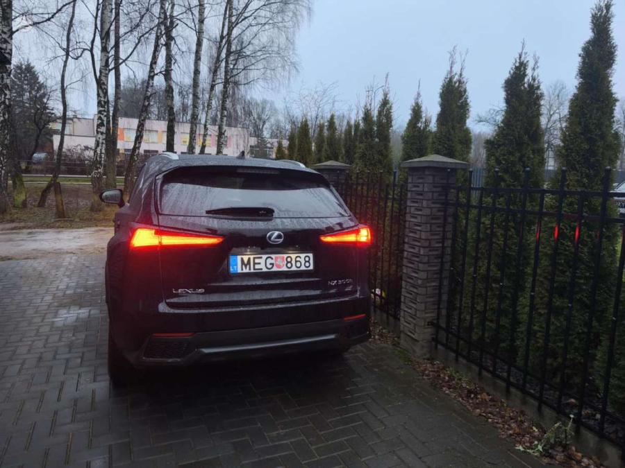 Black Lexus NX 300h 2018 in Vilnius, with an engine capacity of 2.50 L and mileage of 224 thousand km for 30555 €, photo 8 on AUTOMOTO.COM.LV