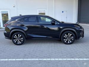Черный Лексус NX 300h 2018 в Вильнюс, объемом двигателя 2.49 л и пробегом 107 тыс. км за 28800 €, фото 3 на AUTOMOTO.COM.LV