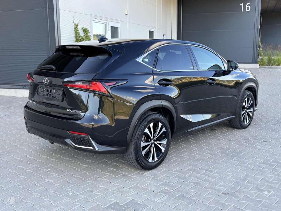 Черный Лексус NX 300h 2018 в Вильнюс, объемом двигателя 2.49 л и пробегом 107 тыс. км за 28800 €, фото 4 на AUTOMOTO.COM.LV