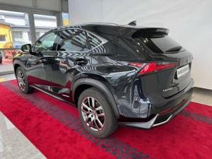 Melns Lexus NX 300h 2018 Šauļi, ar dzinēja tilpumu 2.49 L un nobraukumu 126 tūkst. km par 28900 €, foto 5 vietnē AUTOMOTO.COM.LV