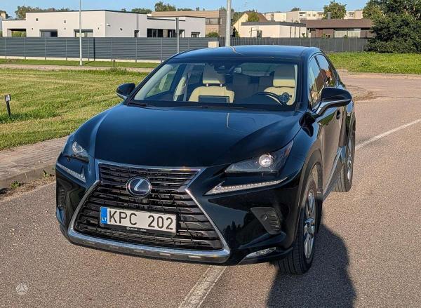 Черный Лексус NX 300h 2018 в Вилкавишкис, объемом двигателя 2.49 л и пробегом 101 тыс. км за 30000 €, фото 1 на AUTOMOTO.COM.LV