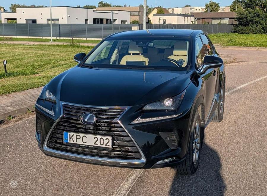 Черный Лексус NX 300h 2018 в Вилкавишкис, объемом двигателя 2.49 л и пробегом 101 тыс. км за 30000 €, фото 1 на AUTOMOTO.COM.LV