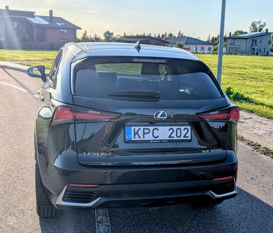 Черный Лексус NX 300h 2018 в Вилкавишкис, объемом двигателя 2.49 л и пробегом 101 тыс. км за 30000 €, фото 3 на AUTOMOTO.COM.LV