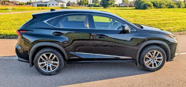 Черный Лексус NX 300h 2018 в Вилкавишкис, объемом двигателя 2.49 л и пробегом 101 тыс. км за 30000 €, фото 3 на AUTOMOTO.COM.LV