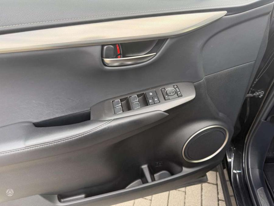 Melns Lexus NX 300h 2018 Tauragė, ar dzinēja tilpumu 2.50 L un nobraukumu 197 tūkst. km par 18900 €, foto 9 vietnē AUTOMOTO.COM.LV