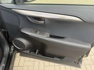 Melns Lexus NX 300h 2018 Tauragė, ar dzinēja tilpumu 2.50 L un nobraukumu 197 tūkst. km par 18900 €, foto 21 vietnē AUTOMOTO.COM.LV
