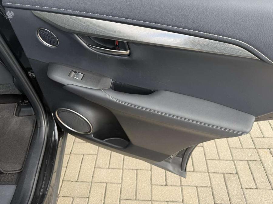Melns Lexus NX 300h 2018 Tauragė, ar dzinēja tilpumu 2.50 L un nobraukumu 197 tūkst. km par 18900 €, foto 24 vietnē AUTOMOTO.COM.LV
