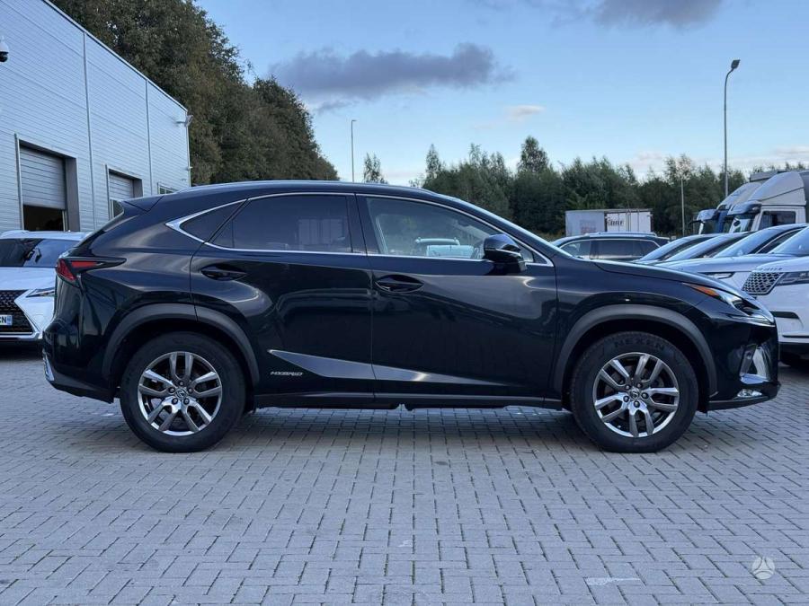 Black Lexus NX 300h 2018 in Vilnius, with an engine capacity of 2.49 L and mileage of 186 thousand km for 23000 €, photo 12 on AUTOMOTO.COM.LV