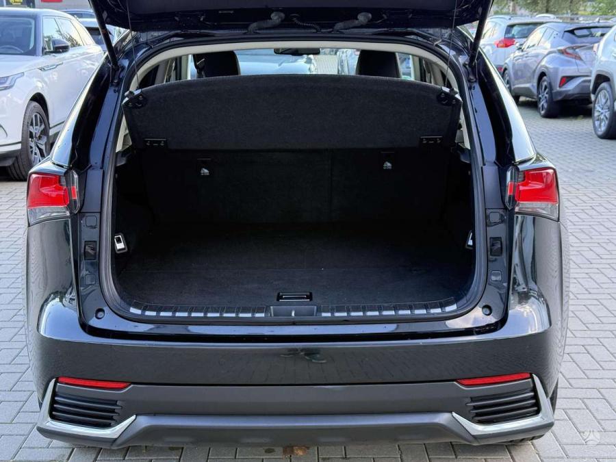 Black Lexus NX 300h 2018 in Vilnius, with an engine capacity of 2.49 L and mileage of 186 thousand km for 23000 €, photo 17 on AUTOMOTO.COM.LV