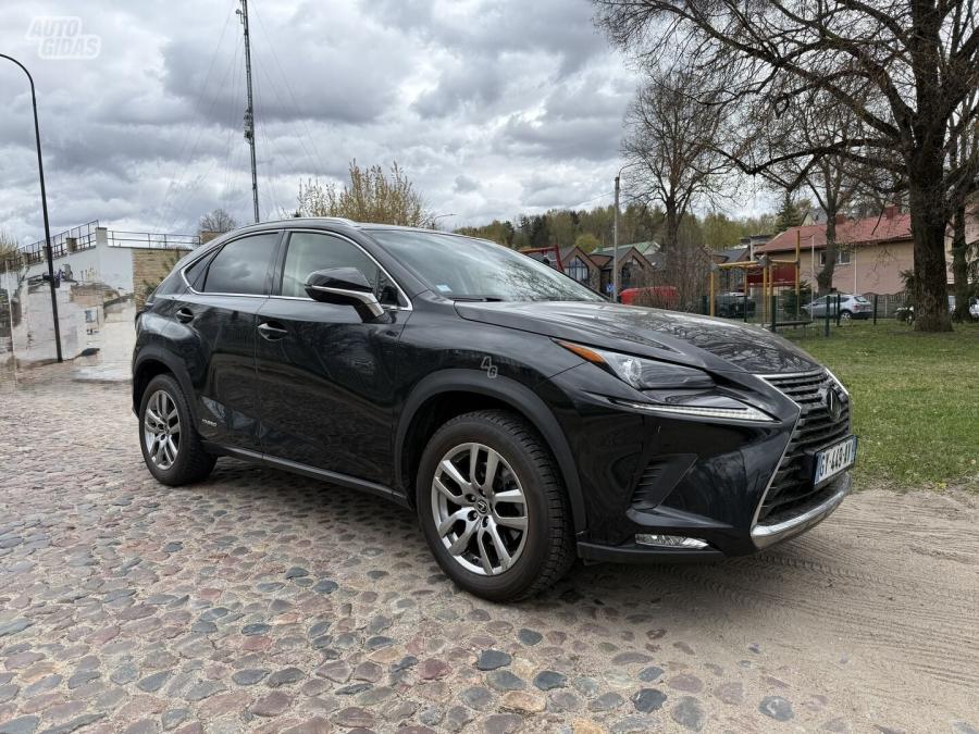 Black Lexus NX 300h 2019 in Vilnius, with an engine capacity of 2.50 L and mileage of 185 thousand km for 22700 €, photo 4 on AUTOMOTO.COM.LV