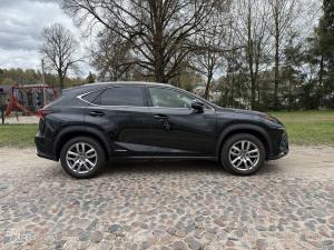 Black Lexus NX 300h 2019 in Vilnius, with an engine capacity of 2.50 L and mileage of 185 thousand km for 22700 €, photo 5 on AUTOMOTO.COM.LV