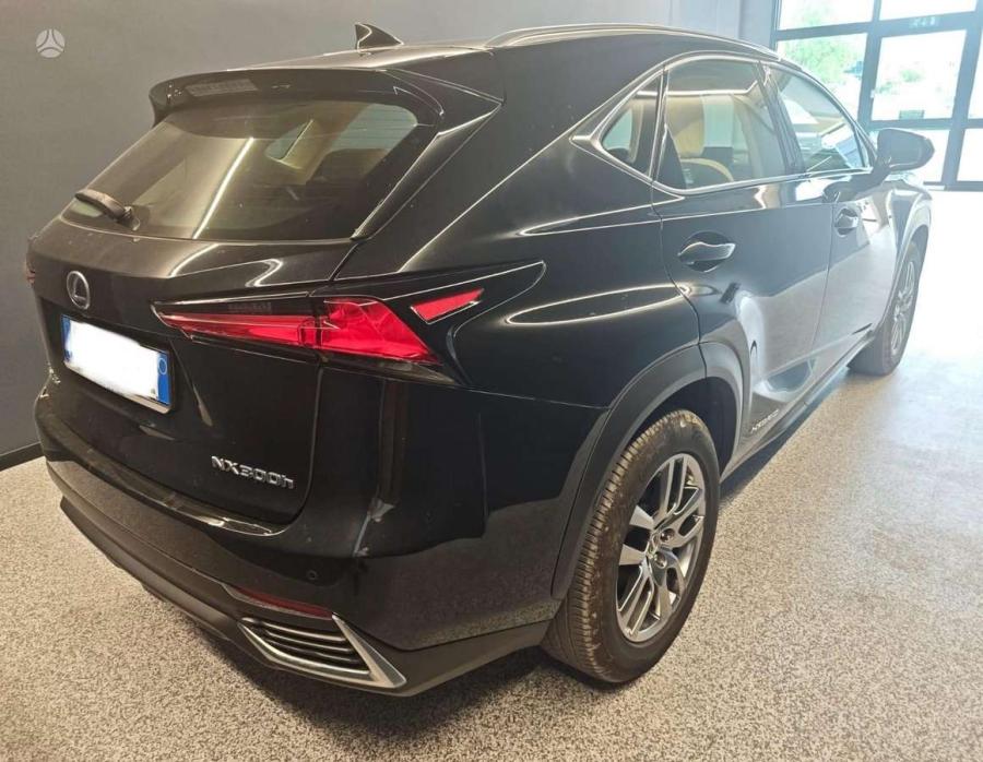 Melns Lexus NX 300h 2020 Viļņa, ar dzinēja tilpumu 2.49 L un nobraukumu 107 tūkst. km par 28888 €, foto 4 vietnē AUTOMOTO.COM.LV