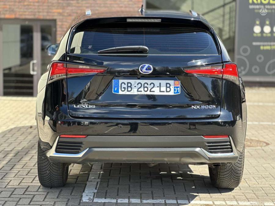 Black Lexus NX 300h 2021 in Vilnius, with an engine capacity of 2.50 L and mileage of 96 thousand km for 20650 €, photo 3 on AUTOMOTO.COM.LV