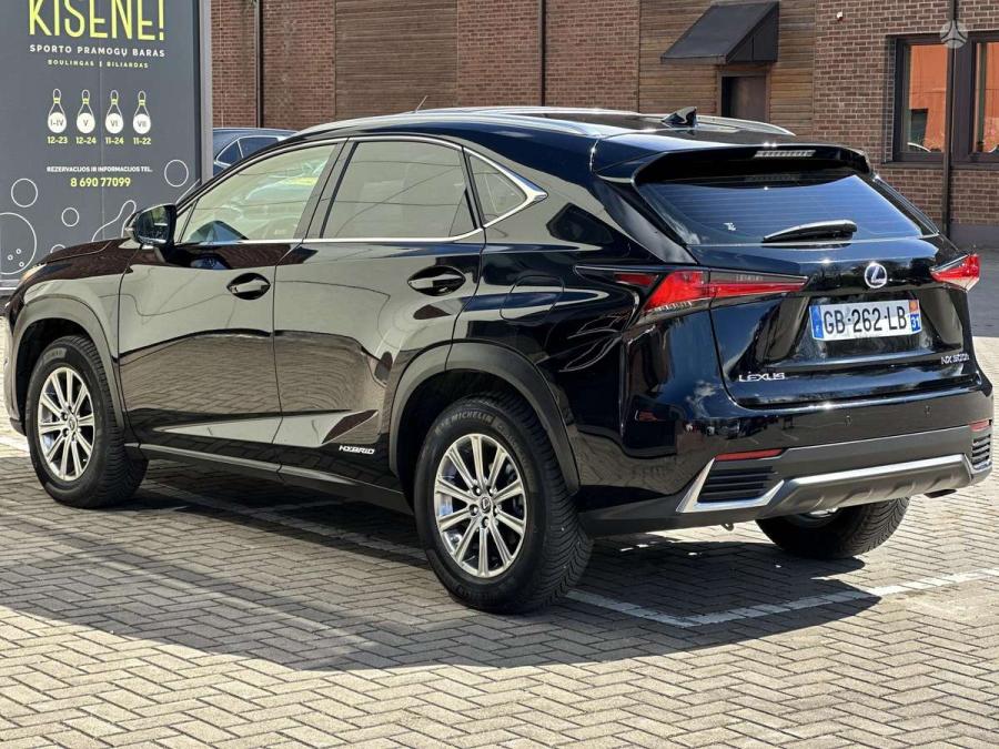 Black Lexus NX 300h 2021 in Vilnius, with an engine capacity of 2.50 L and mileage of 96 thousand km for 20650 €, photo 4 on AUTOMOTO.COM.LV