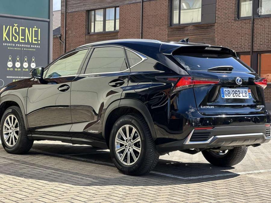Black Lexus NX 300h 2021 in Vilnius, with an engine capacity of 2.50 L and mileage of 96 thousand km for 20650 €, photo 5 on AUTOMOTO.COM.LV