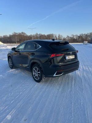 Melns Lexus NX 300h 2018 Viļņa, ar dzinēja tilpumu 0.00 L un nobraukumu 174 tūkst. km par 21500 €, foto 3 vietnē AUTOMOTO.COM.LV