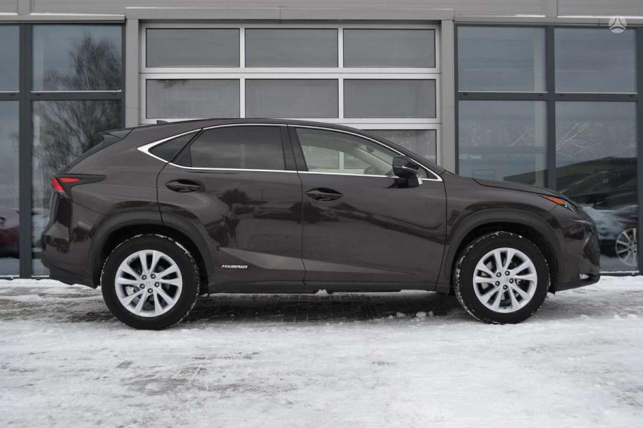 Brown Lexus NX 300h 2016 in Vilnius, with an engine capacity of 2.49 L and mileage of 202 thousand km for 20000 €, photo 5 on AUTOMOTO.COM.LV