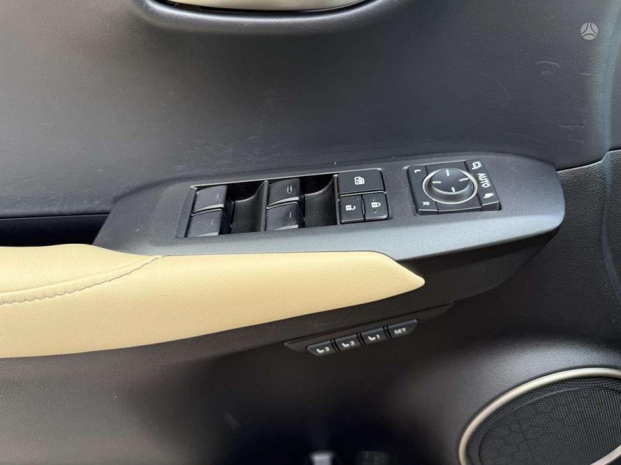 Brown Lexus NX 300h 2017 in Kaunas, with an engine capacity of 2.49 L and mileage of 206 thousand km for 21555 €, photo 17 on AUTOMOTO.COM.LV