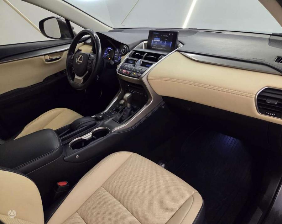 Pelēks Lexus NX 300h 2014 Marijampole, ar dzinēja tilpumu 2.49 L un nobraukumu 273 tūkst. km par 16350 €, foto 4 vietnē AUTOMOTO.COM.LV