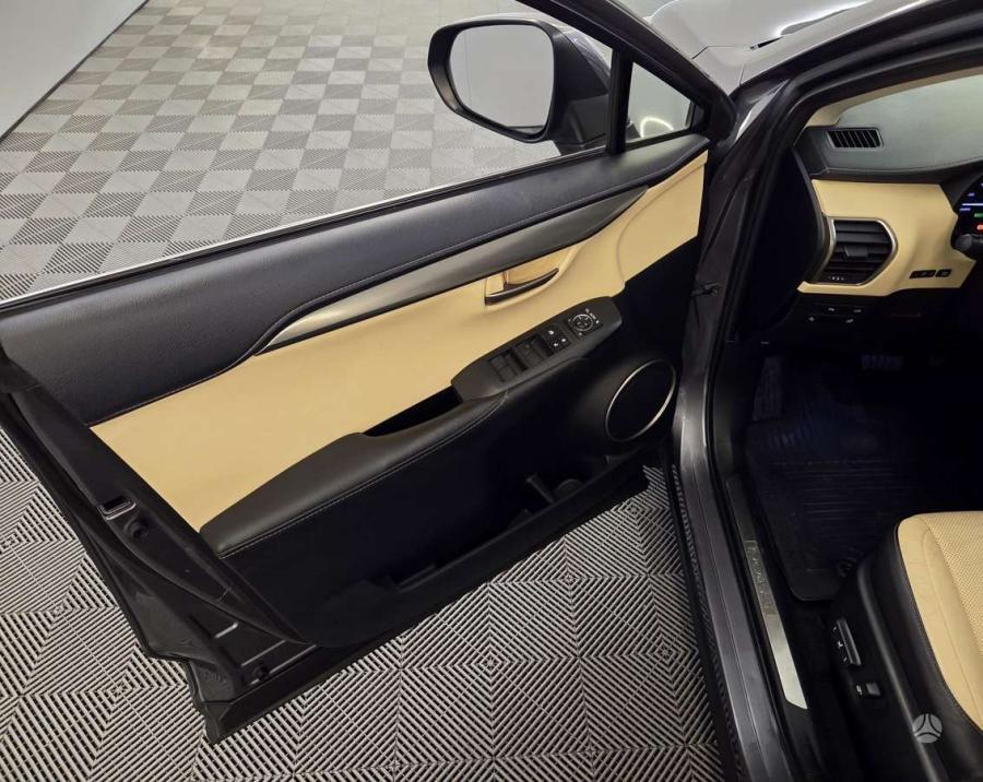 Pelēks Lexus NX 300h 2014 Marijampole, ar dzinēja tilpumu 2.49 L un nobraukumu 273 tūkst. km par 16350 €, foto 7 vietnē AUTOMOTO.COM.LV