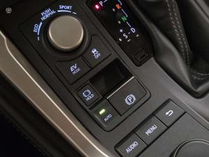 Pelēks Lexus NX 300h 2014 Marijampole, ar dzinēja tilpumu 2.49 L un nobraukumu 273 tūkst. km par 16350 €, foto 30 vietnē AUTOMOTO.COM.LV