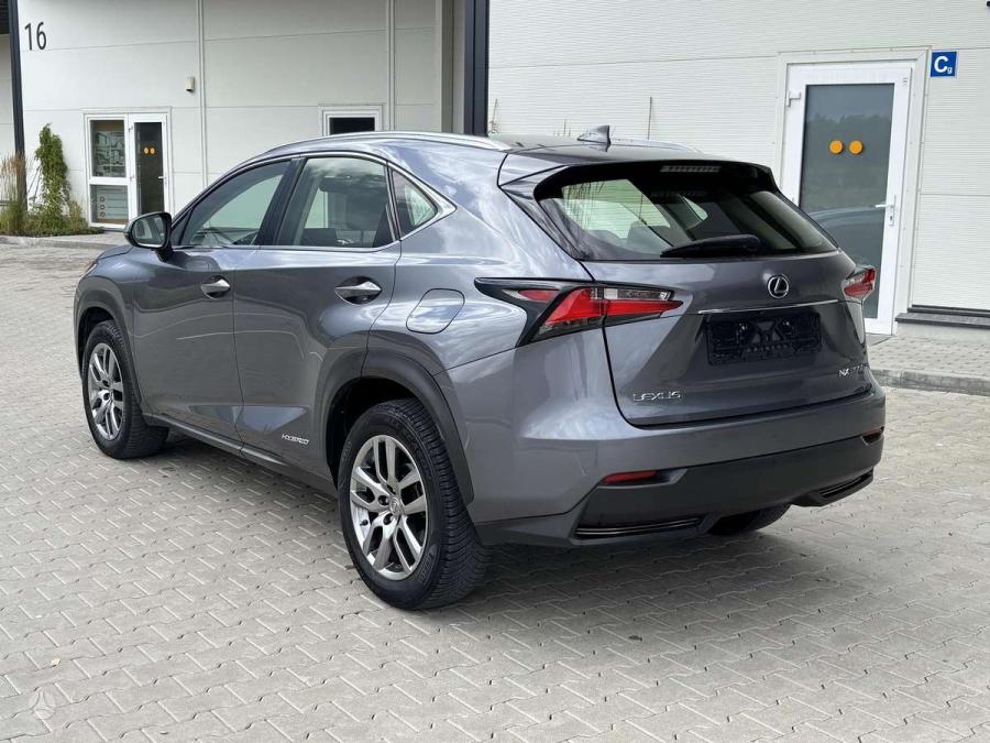 Grey Lexus NX 300h 2015 in Vilnius, with an engine capacity of 2.49 L and mileage of 171 thousand km for 17900 €, photo 4 on AUTOMOTO.COM.LV