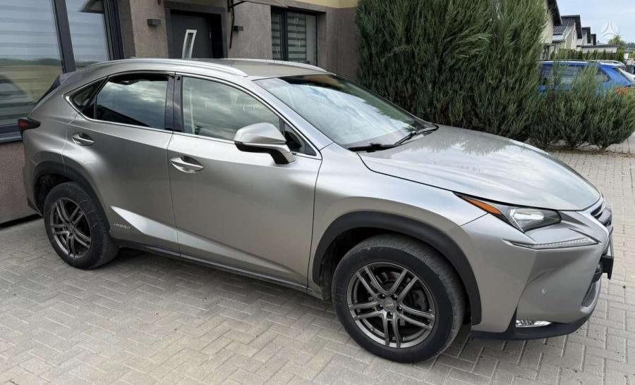 Grey Lexus NX 300h 2015 in Kaunas, with an engine capacity of 2.49 L and mileage of 179 thousand km for 17000 €, photo 3 on AUTOMOTO.COM.LV