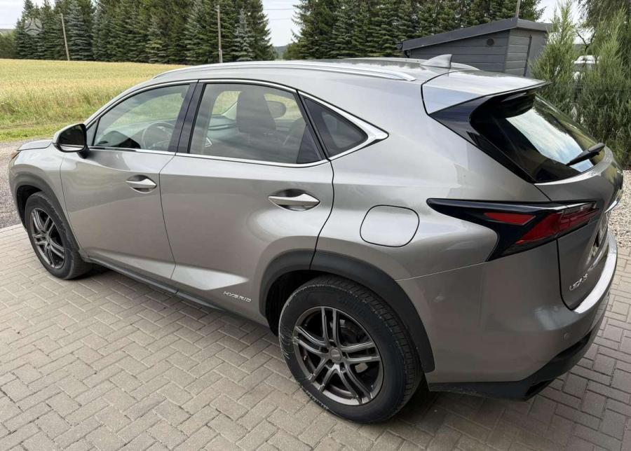 Grey Lexus NX 300h 2015 in Kaunas, with an engine capacity of 2.49 L and mileage of 179 thousand km for 17000 €, photo 4 on AUTOMOTO.COM.LV