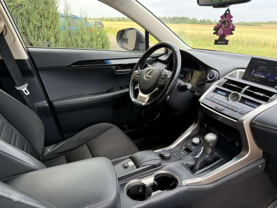 Grey Lexus NX 300h 2015 in Kaunas, with an engine capacity of 2.49 L and mileage of 179 thousand km for 17000 €, photo 8 on AUTOMOTO.COM.LV