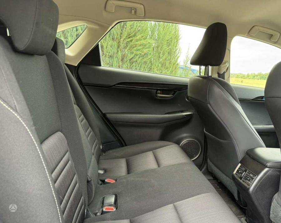 Grey Lexus NX 300h 2015 in Kaunas, with an engine capacity of 2.49 L and mileage of 179 thousand km for 17000 €, photo 9 on AUTOMOTO.COM.LV