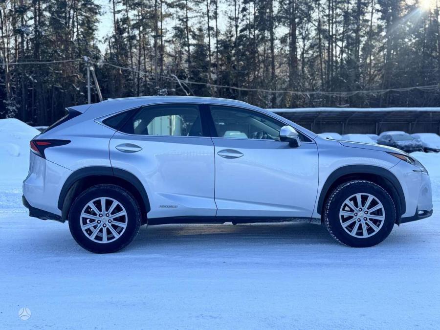 Grey Lexus NX 300h 2016 in Vilnius, with an engine capacity of 2.49 L and mileage of 153 thousand km for 18950 €, photo 4 on AUTOMOTO.COM.LV